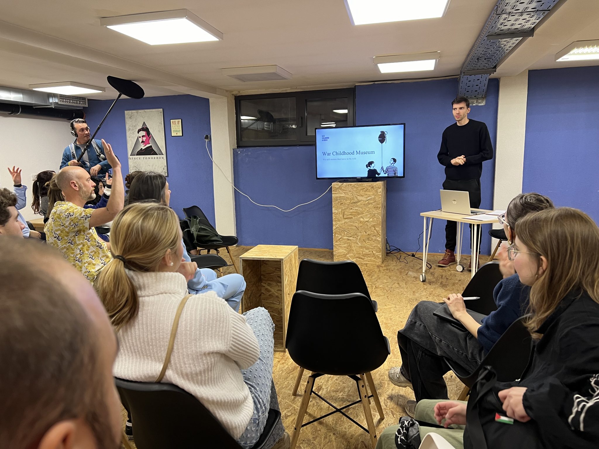 Dutch Students Visit War Childhood Museum